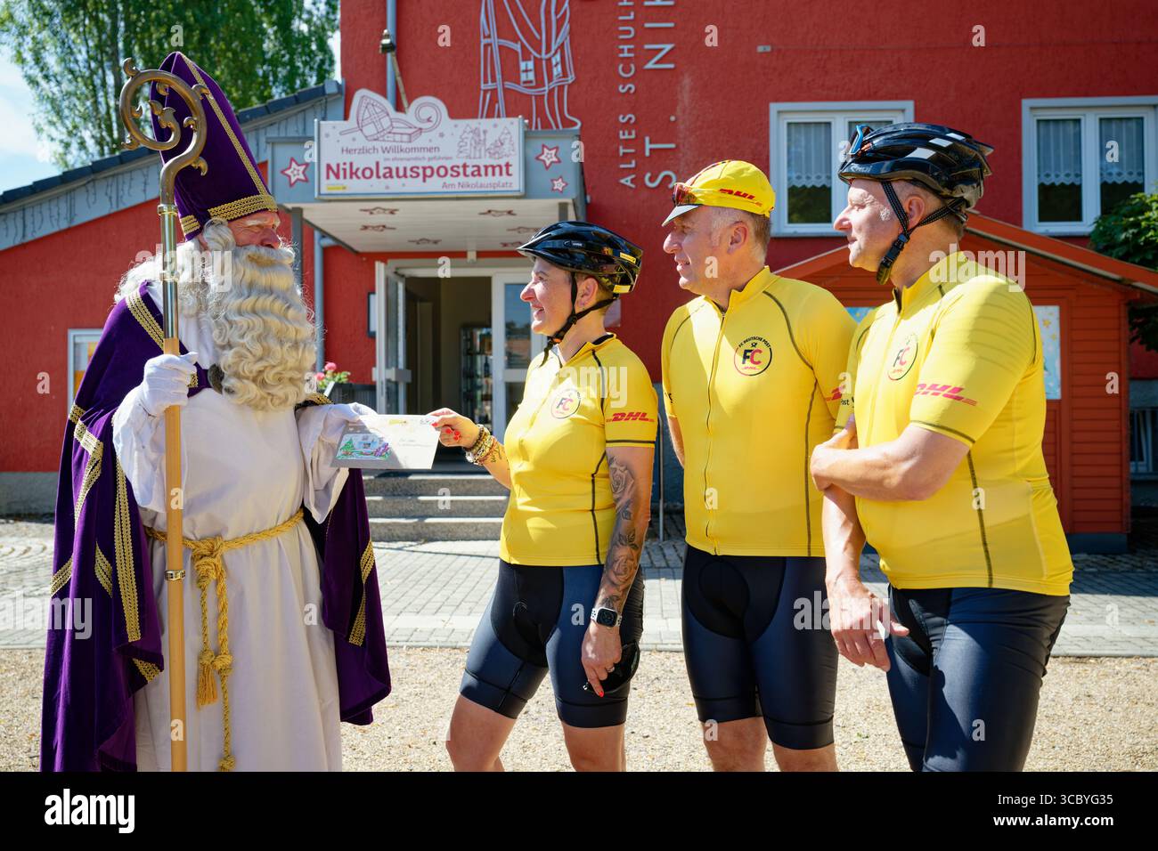 09 August 2025, St. Nikolaus: St. Nicholas delivers a letter to the ...