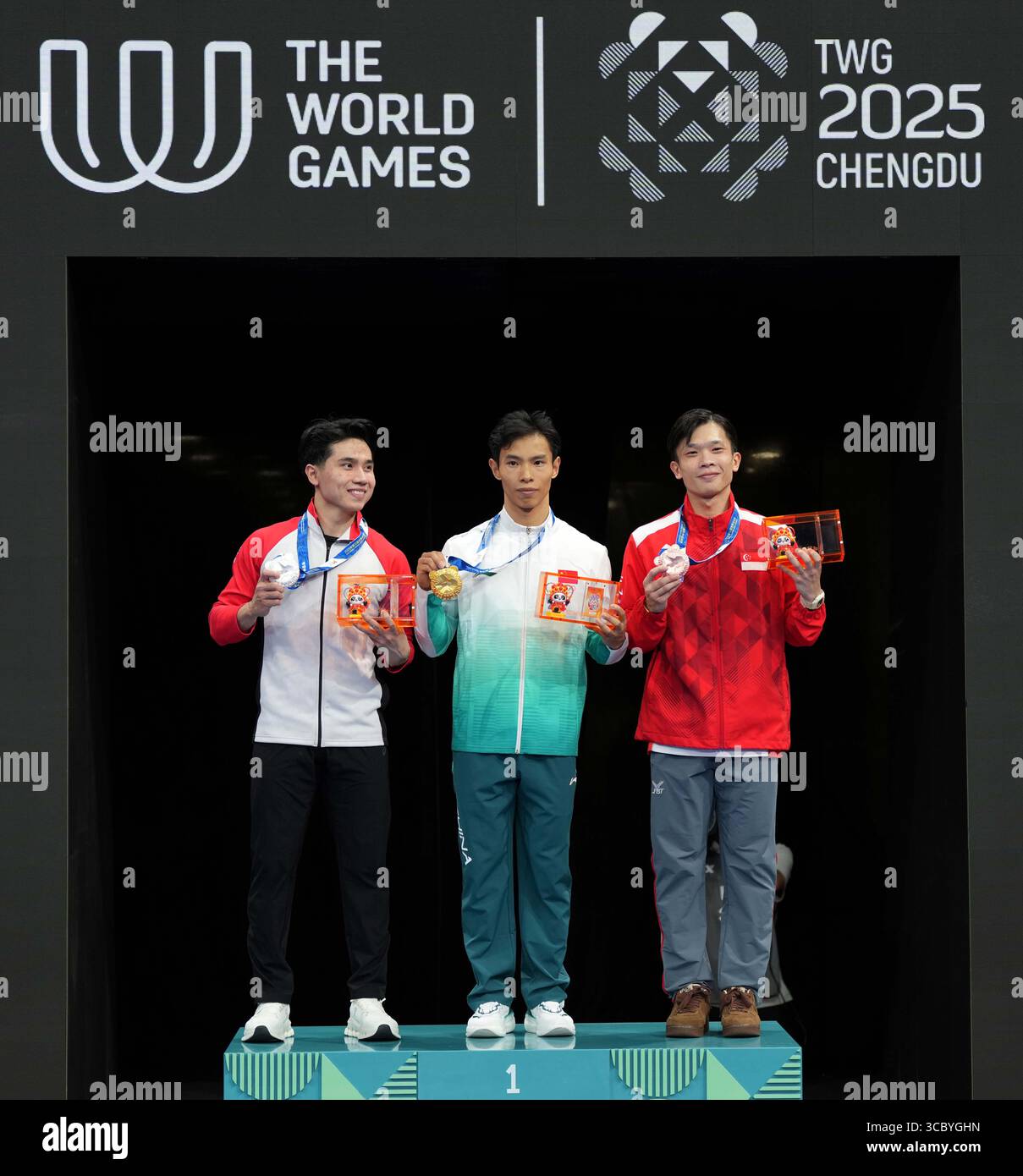 (250809) -- CHENGDU, Aug. 9, 2025 (Xinhua) -- Gold medalist Gao ...