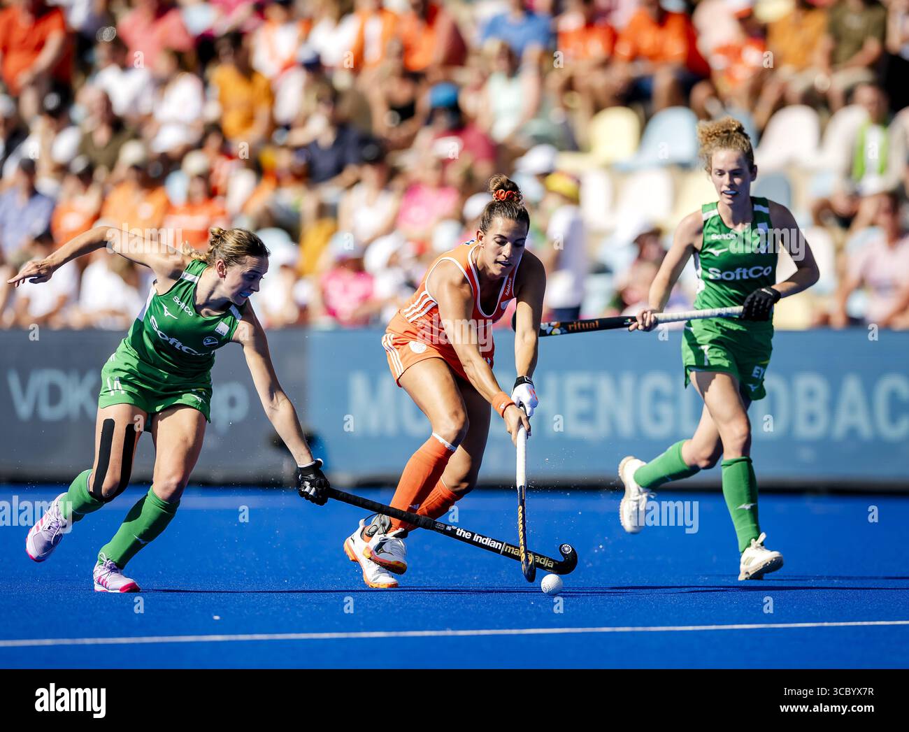 MONCHENGLADBACH - Frédérique Matla of the Netherlands in action against ...
