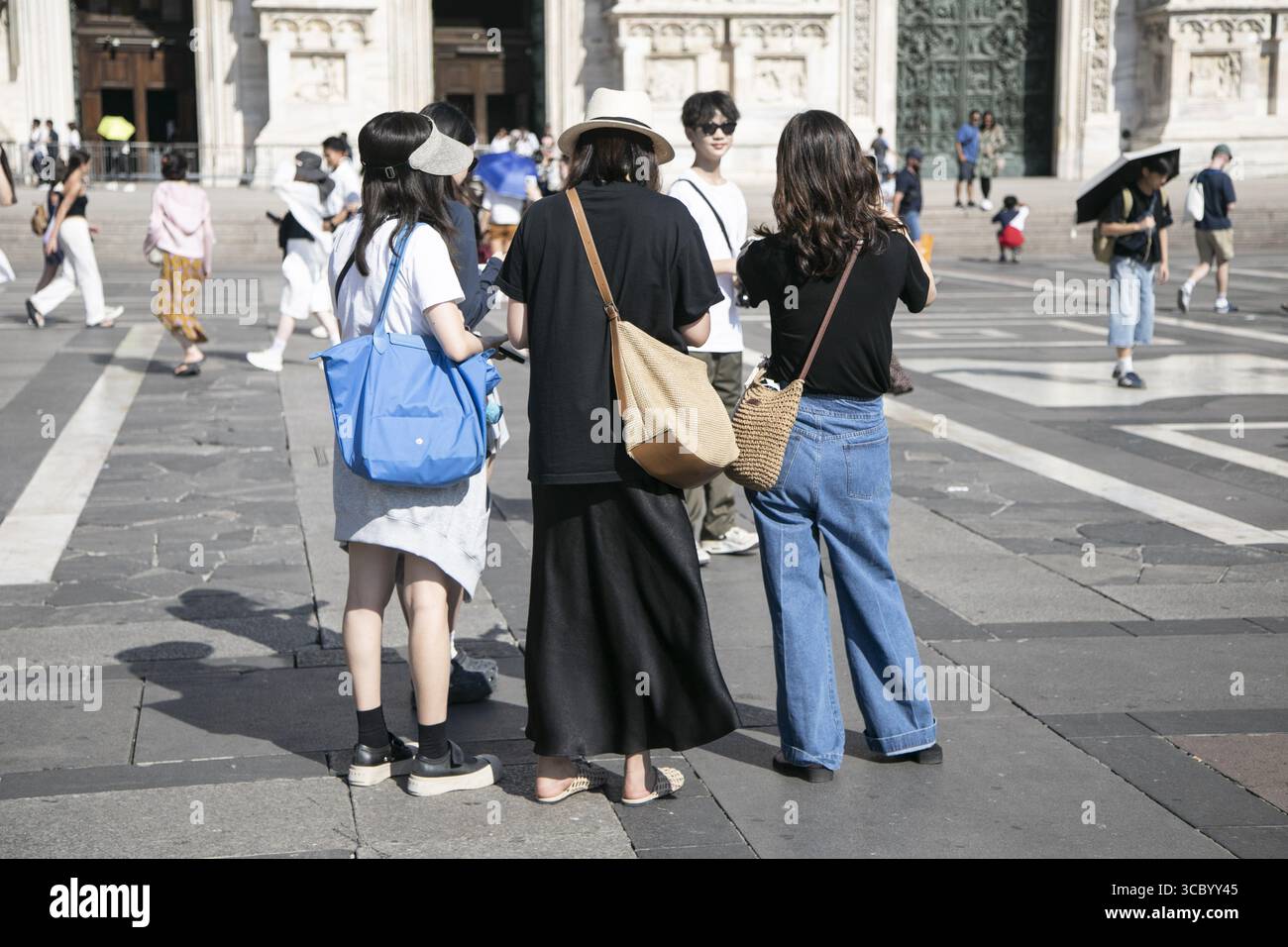 Milan, Heat Wave, tourists in the historic center, photos and selfies ...
