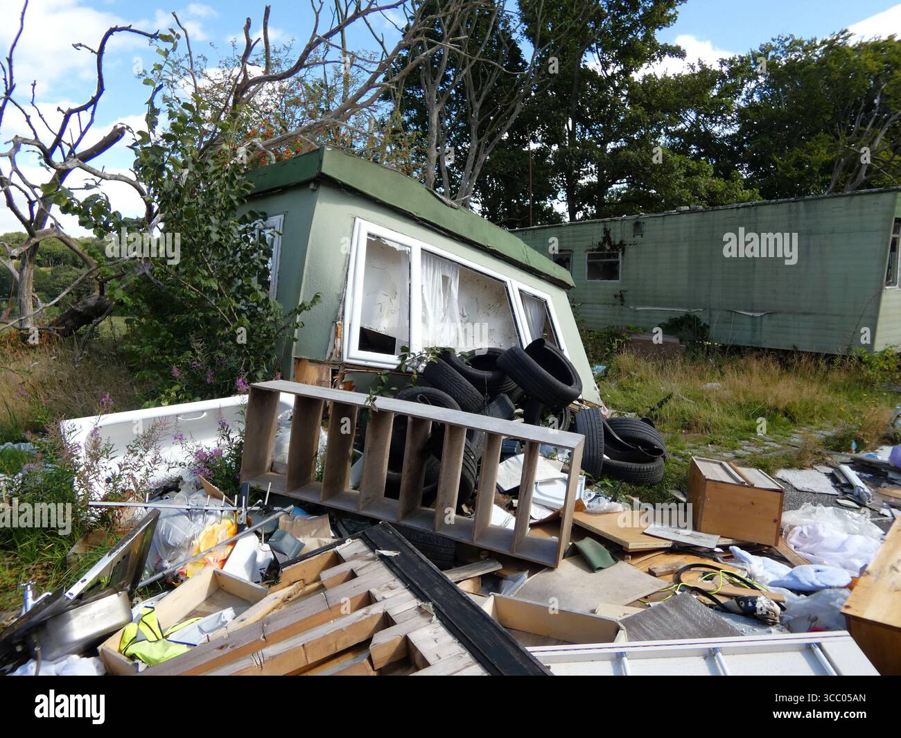 Abandoned housing trash hi-res stock photography and images - Alamy