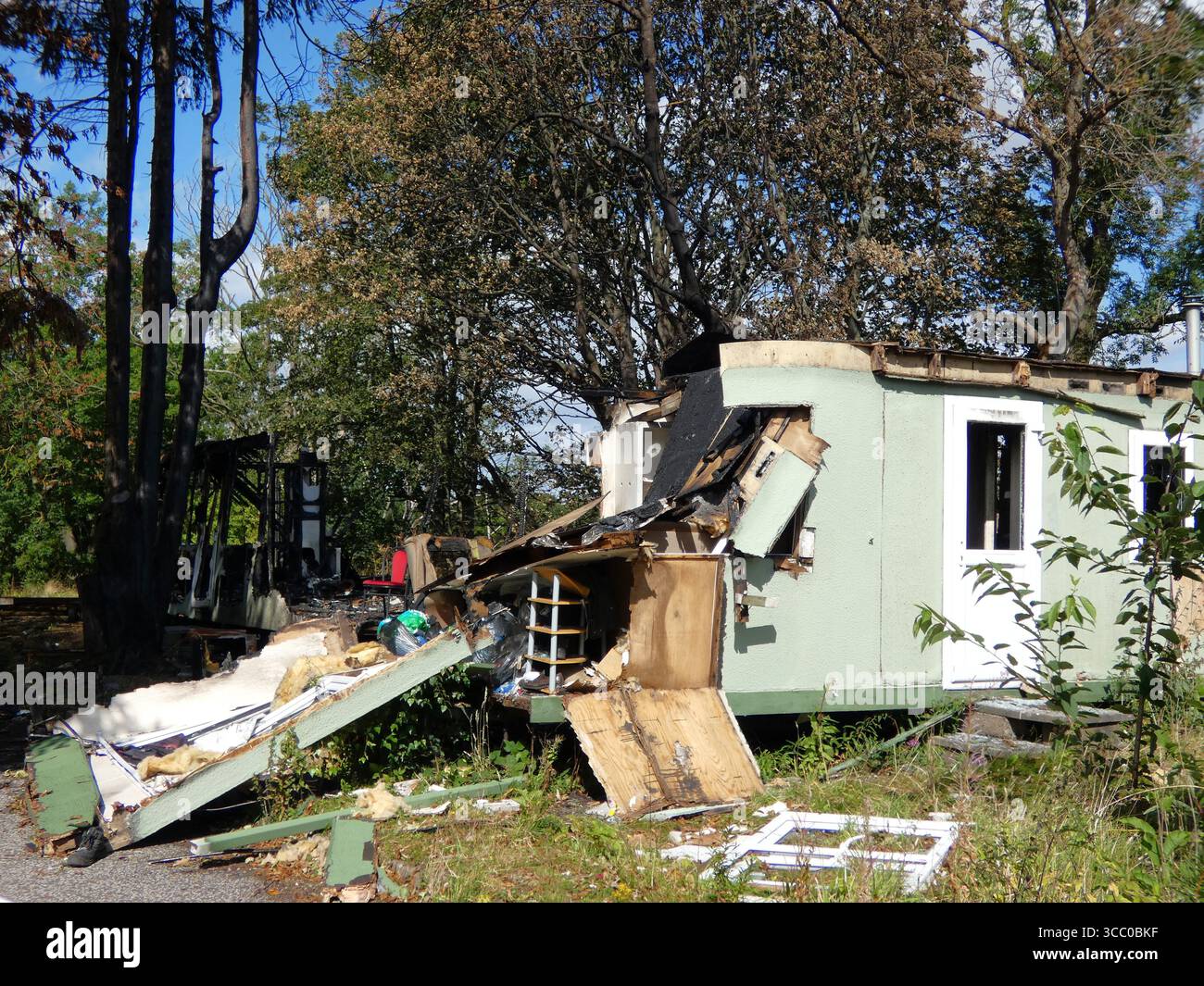 Broken house with garbage and windows Stock Photo - Alamy