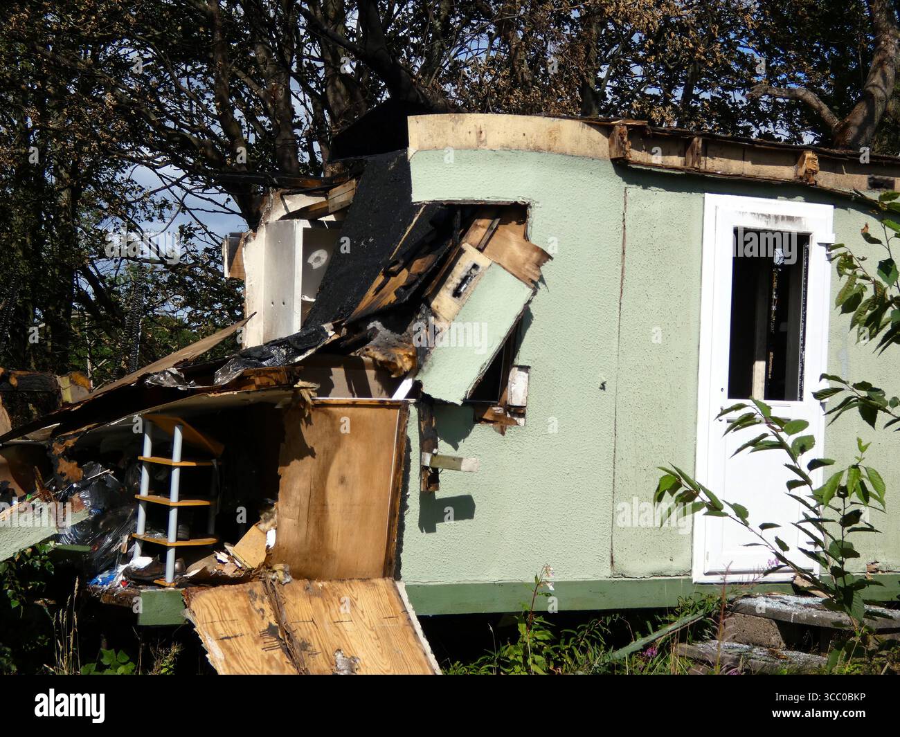 Broken house with garbage and windows, doors Stock Photo - Alamy
