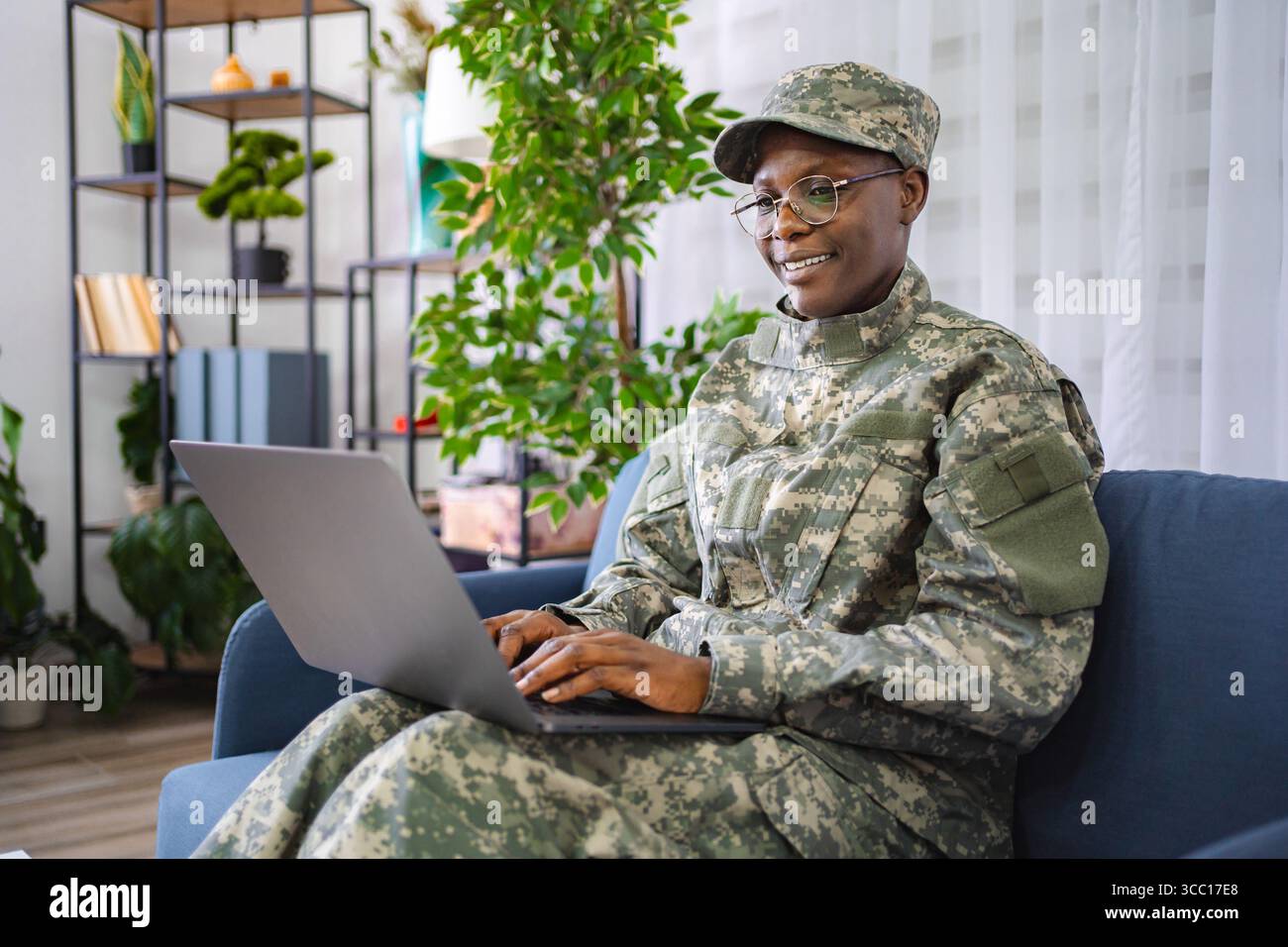 American female soldier working hi-res stock photography and images - Alamy