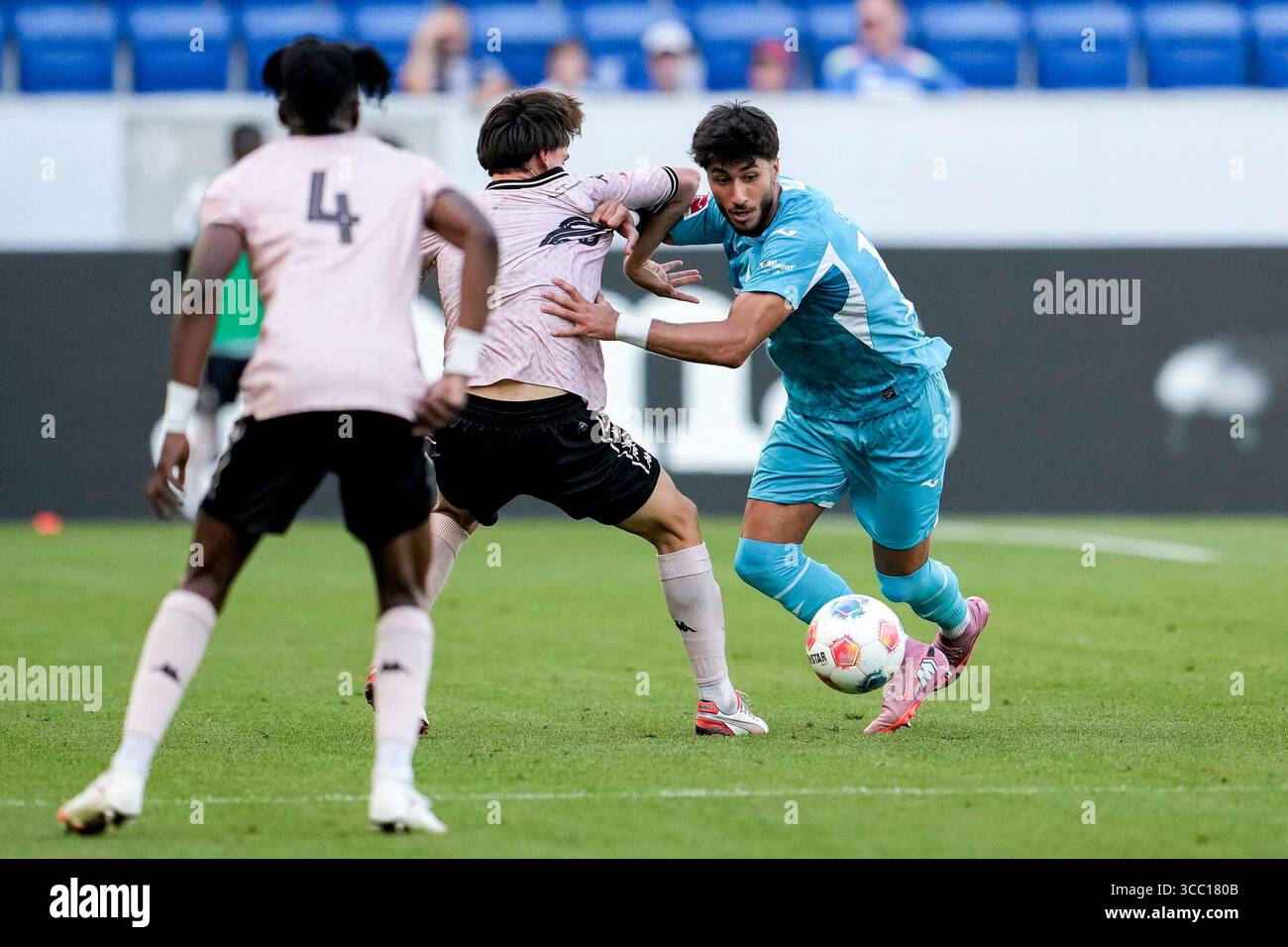 v.li.: Urie-Michel Mboula (Metz, 4), Jessy Deminguet (Metz, 20 ...