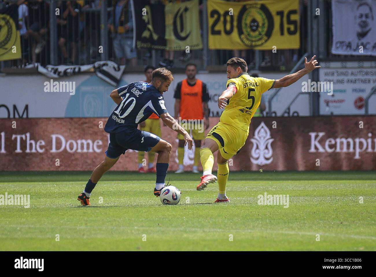 Luka Duric (TSG 1899 Hoffenheim II #10) und Sasa Strujic (Alemannia ...