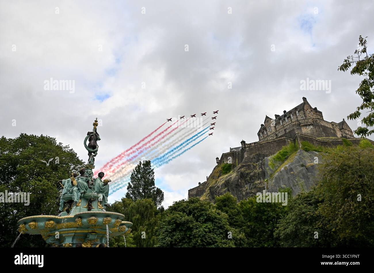Red Arrows Flypast, Edinburgh Castle, Edinburgh, 9th August 2025 Stock ...