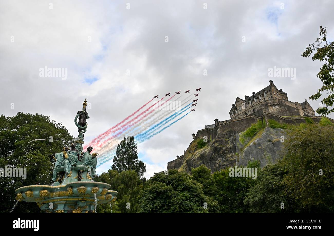 Red Arrows Flypast, Edinburgh Castle, Edinburgh, 9th August 2025 Stock ...