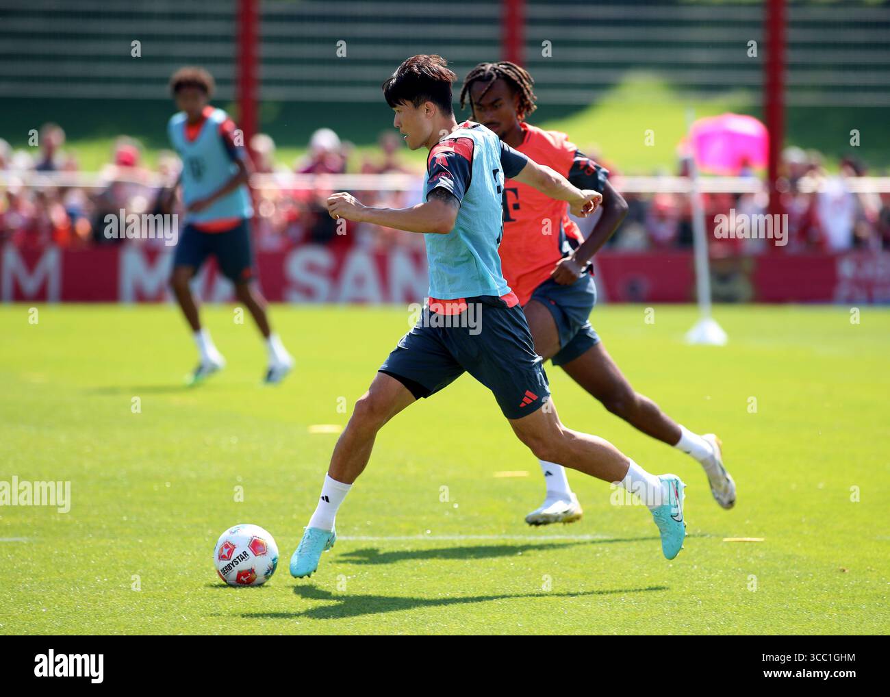 Min jae kim fc bayern munchen im laufen mit ball hi-res stock ...