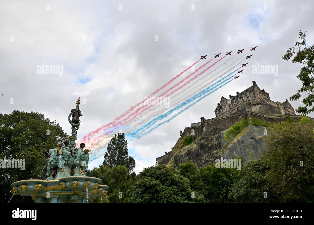 Red Arrows Flypast, Edinburgh Castle, Edinburgh, 9th August 2025 Stock ...