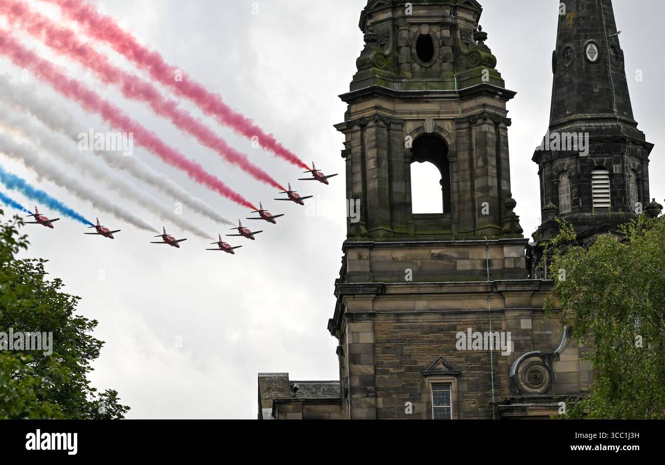 Red Arrows Flypast, Edinburgh Castle, Edinburgh, 9th August 2025 Stock ...