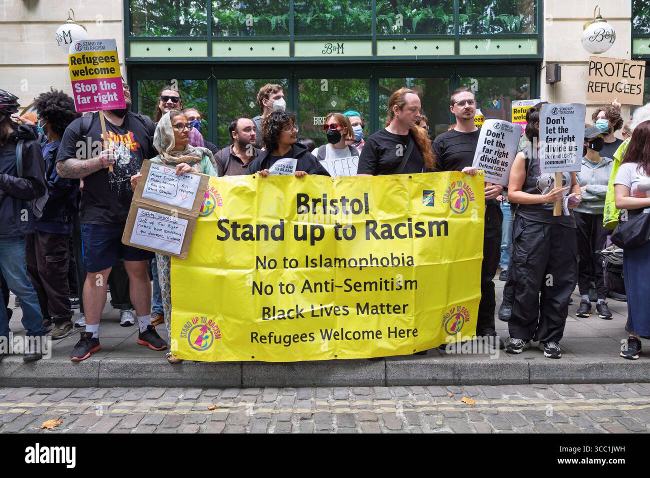 Bristol, UK. 9th Aug, 2025. Anti racism activists are pictured in front ...