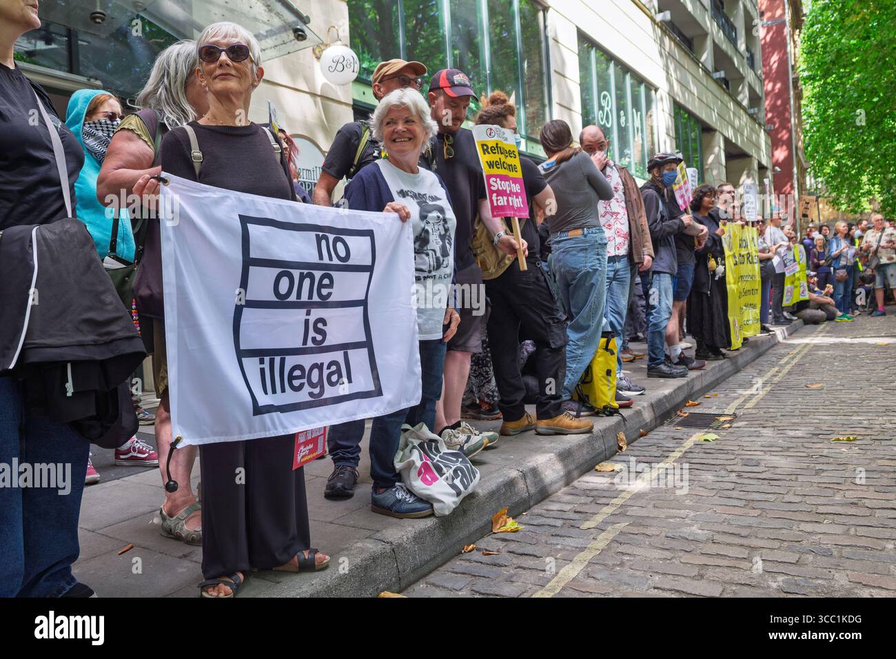 Bristol, UK. 9th Aug, 2025. Anti racism activists are pictured in front ...