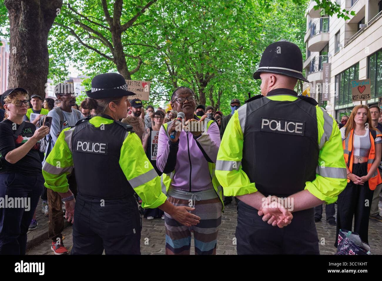 Bristol, UK. 9th Aug, 2025. Anti racism activists are pictured in front ...