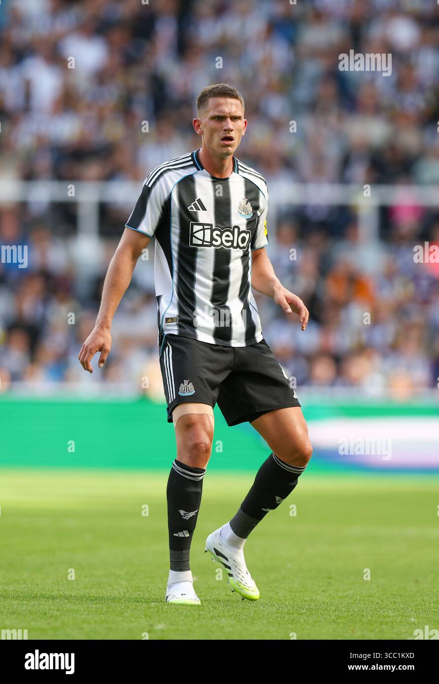 Newcastle Upon Tyne, England, 9th August 2025. Sven Botman of Newcastle ...