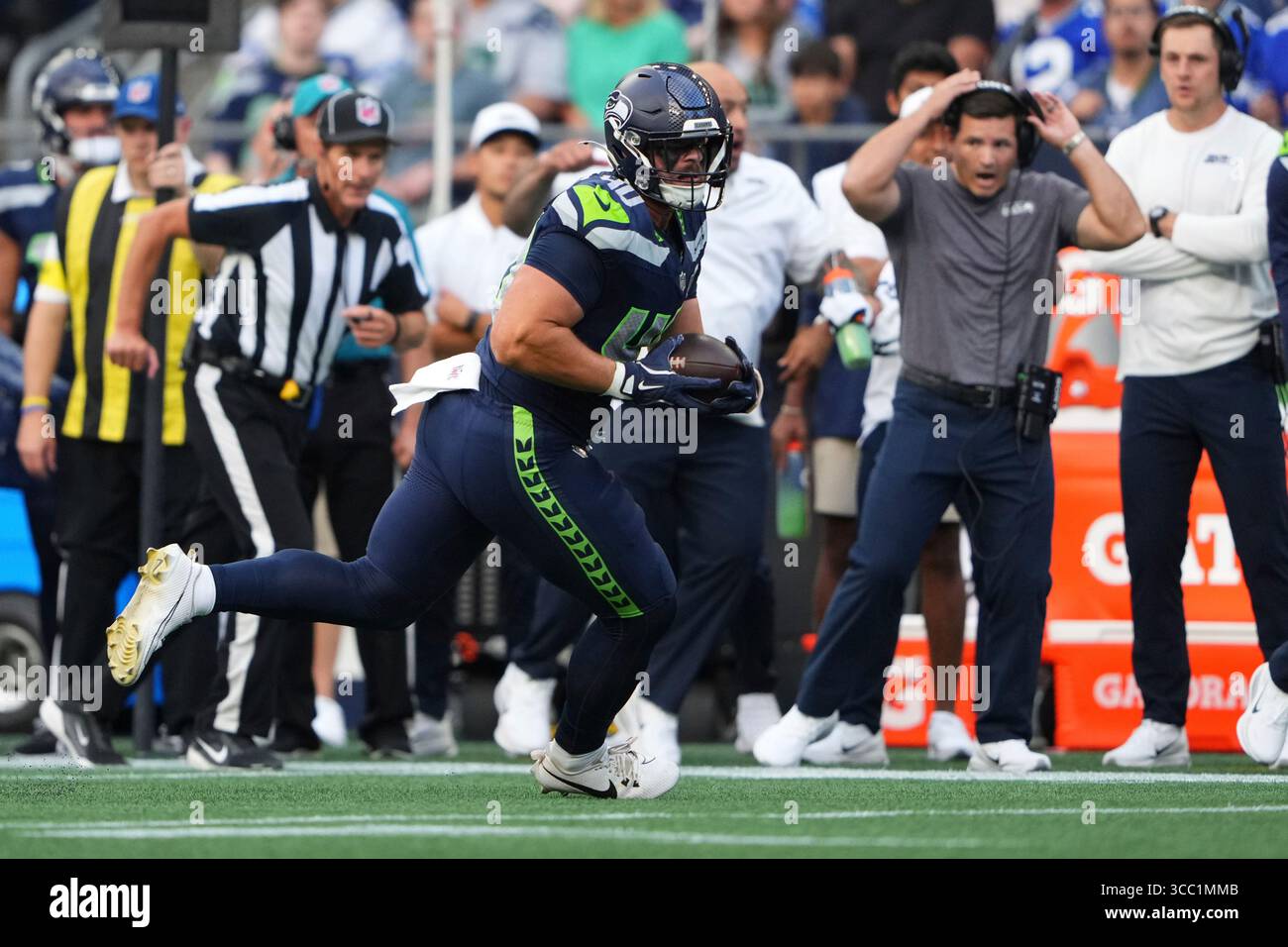Seattle Seahawks fullback Robbie Ouzts runs against the Las Vegas ...