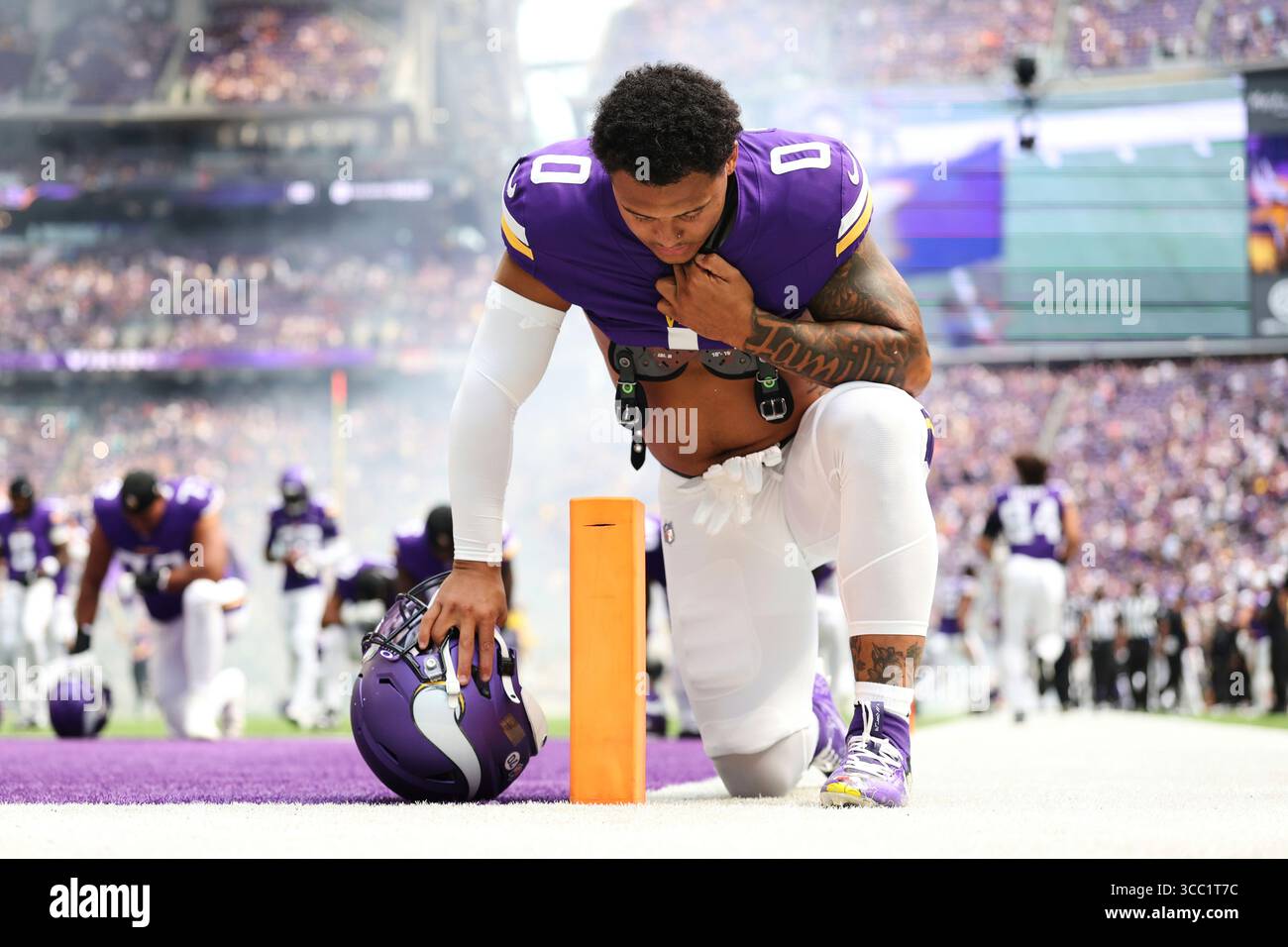 Minnesota Vikings linebacker Ivan Pace Jr. kneels before an NFL ...