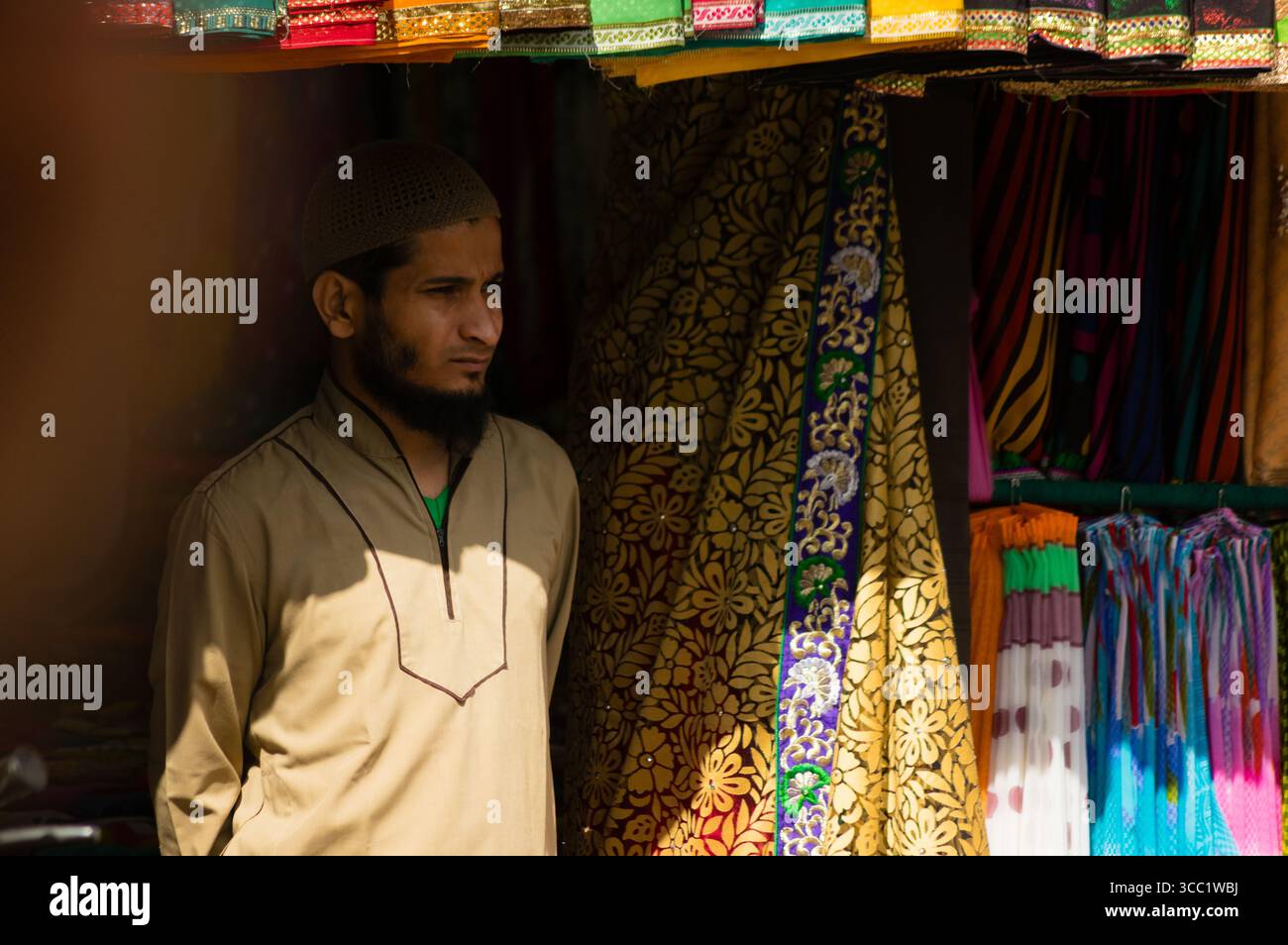 Textile and garment vendor in the streets of Pune Stock Photo - Alamy