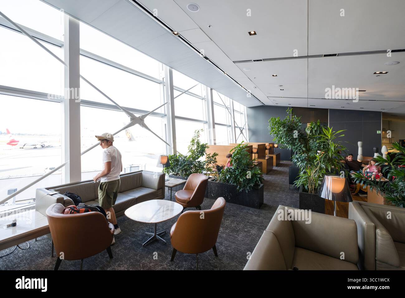 Air canada maple leaf lounge hi-res stock photography and images - Alamy