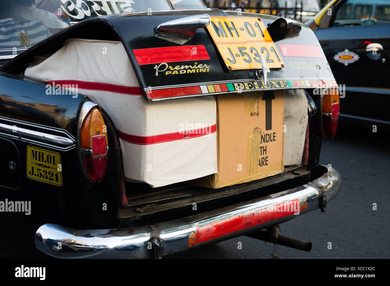 Overloaded taxi in the streets of Mumbai, India Stock Photo - Alamy