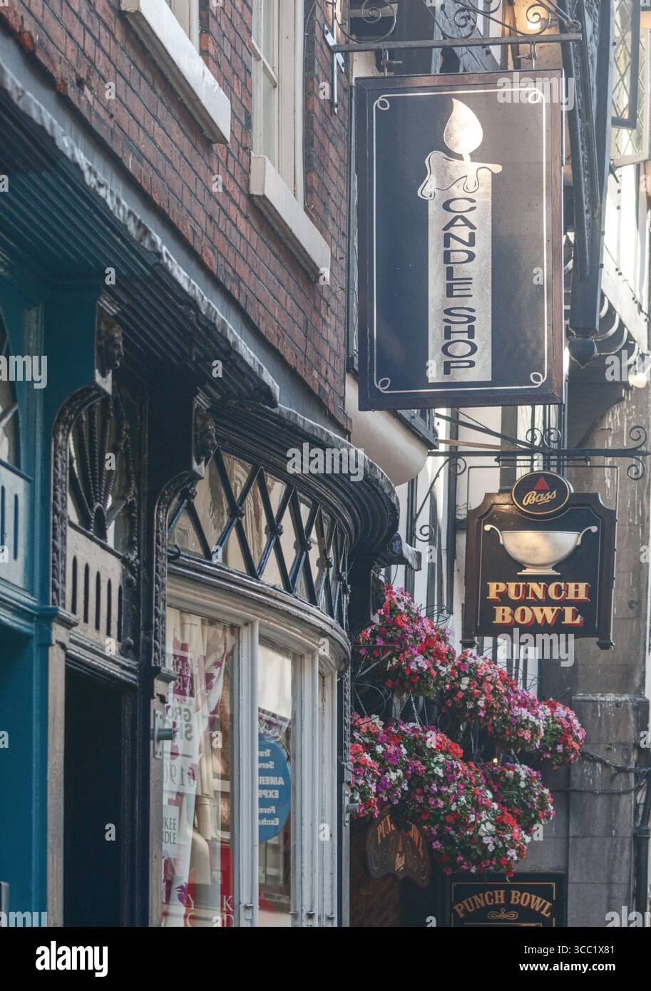 Hanging shop signs uk hi-res stock photography and images - Alamy