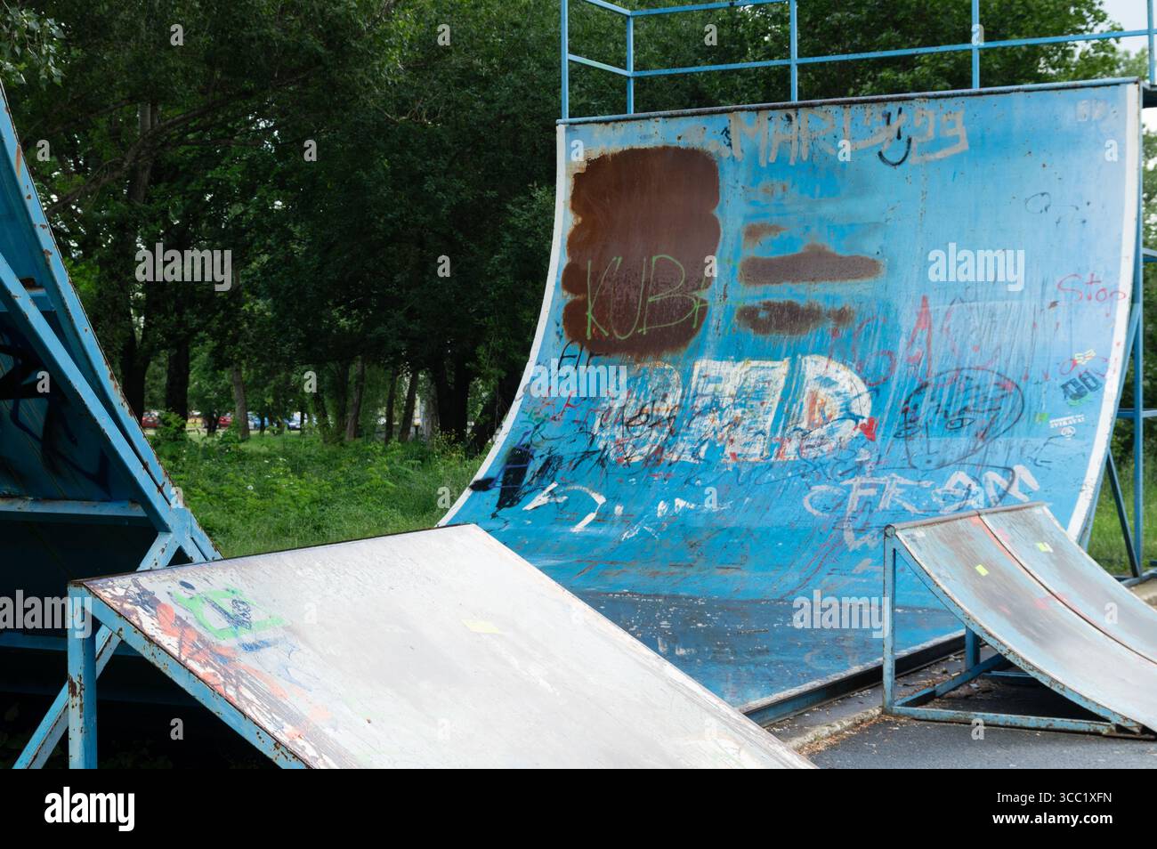 Empty skateboarding ramp skatepark hi-res stock photography and images ...