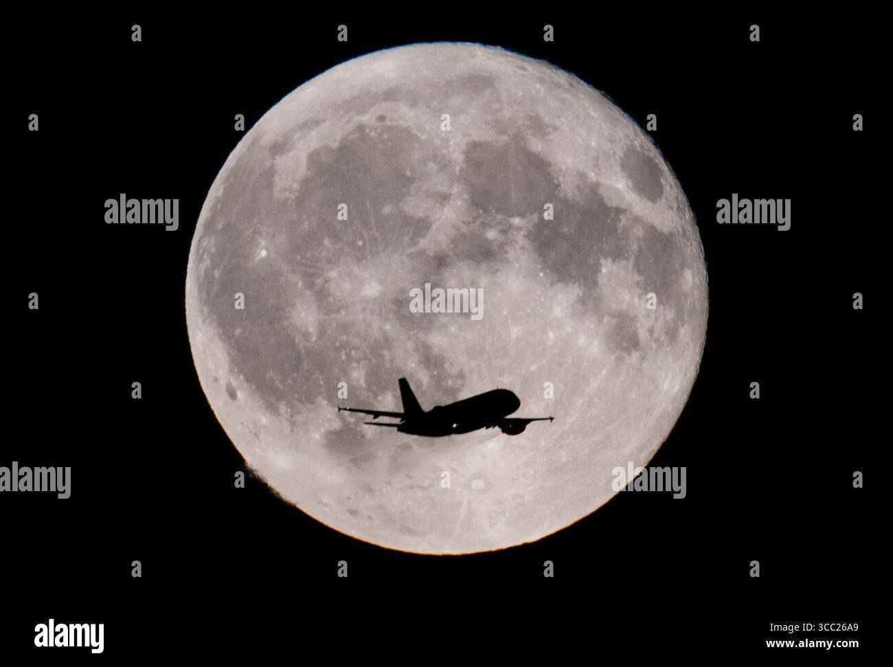 09 August 2025, Hesse, Frankfurt/Main: A passenger plane flies past a ...