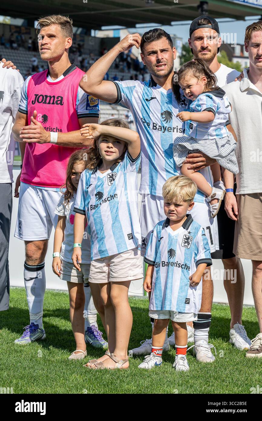 Kevin Volland (TSV 1860 Muenchen, #31) feiert mit seinen Kindern den ...