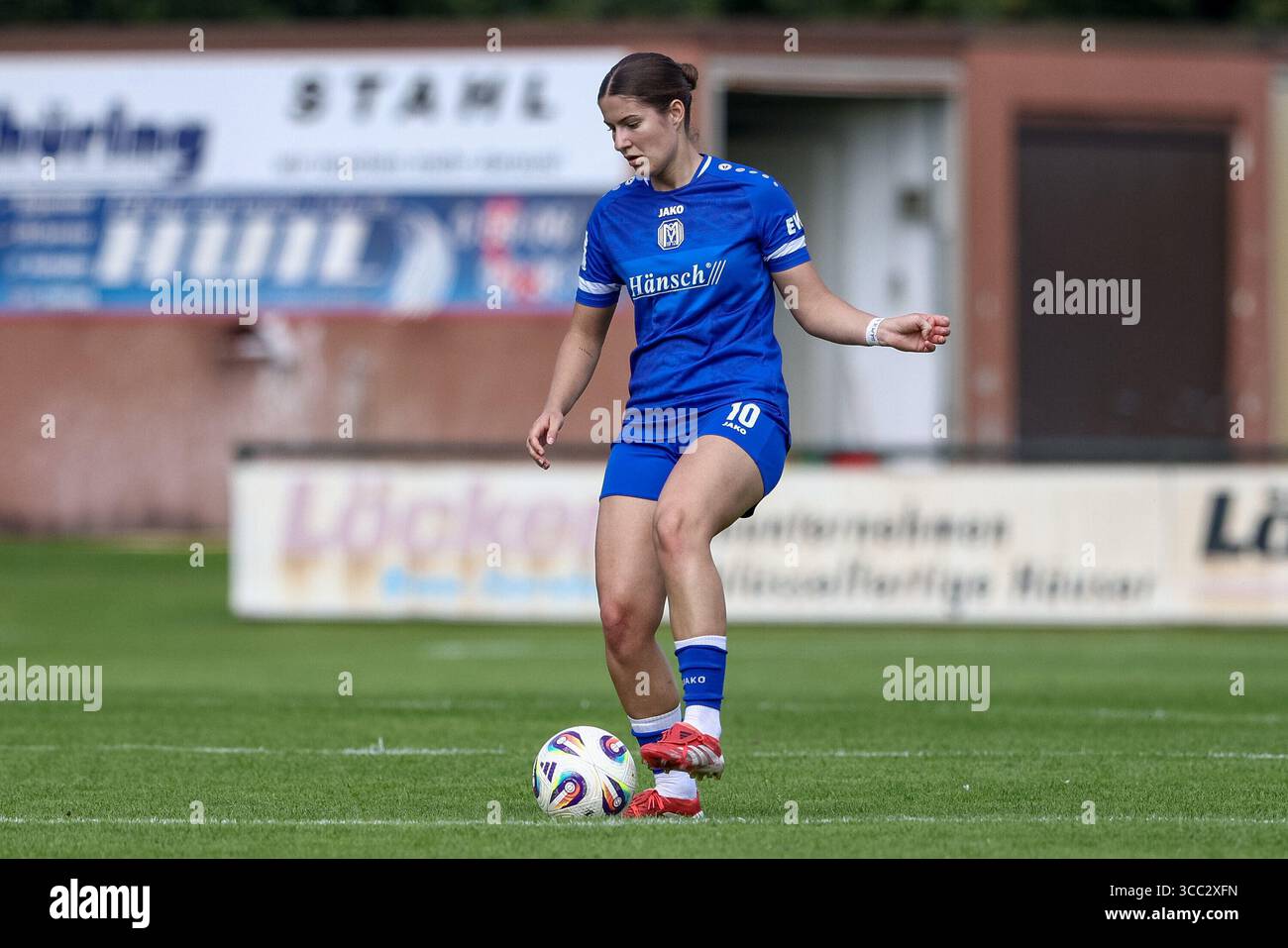 Anouk Blaschka (SV Meppen, 10) am Ball, Freisteller, Einzelbild, Ganzkörper, Aktion, Action ...