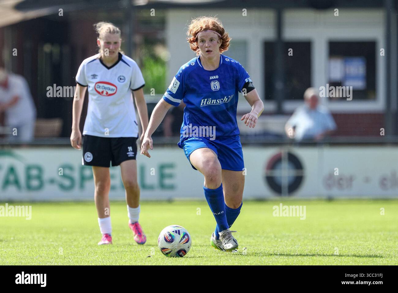 Lena Göppel (SV Meppen, 5) am Ball, Einzelbild, Ganzkörper, Aktion, Action, Spielszene, 09.08. ...
