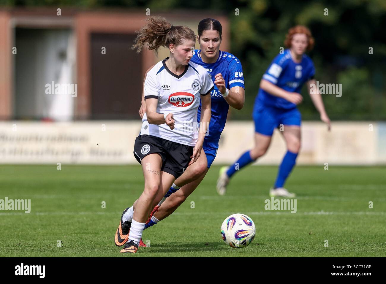 v.li.: Hannah Wehmeyer (DSC Arminia Bielefeld, 28) und Anouk Blaschka ...