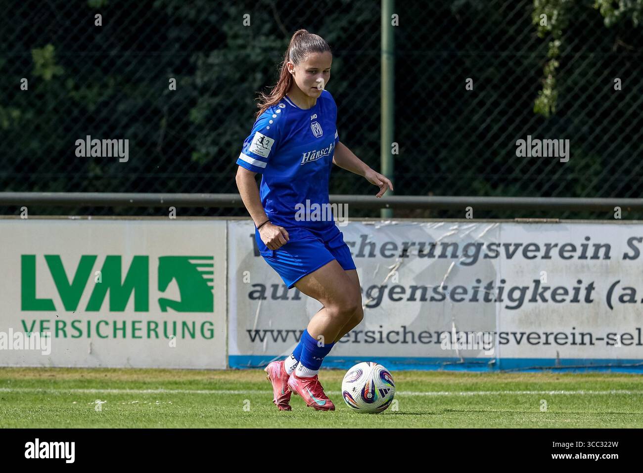 Sarah Preuß (Preuss, SV Meppen, 11) am Ball, Freisteller, Einzelbild ...