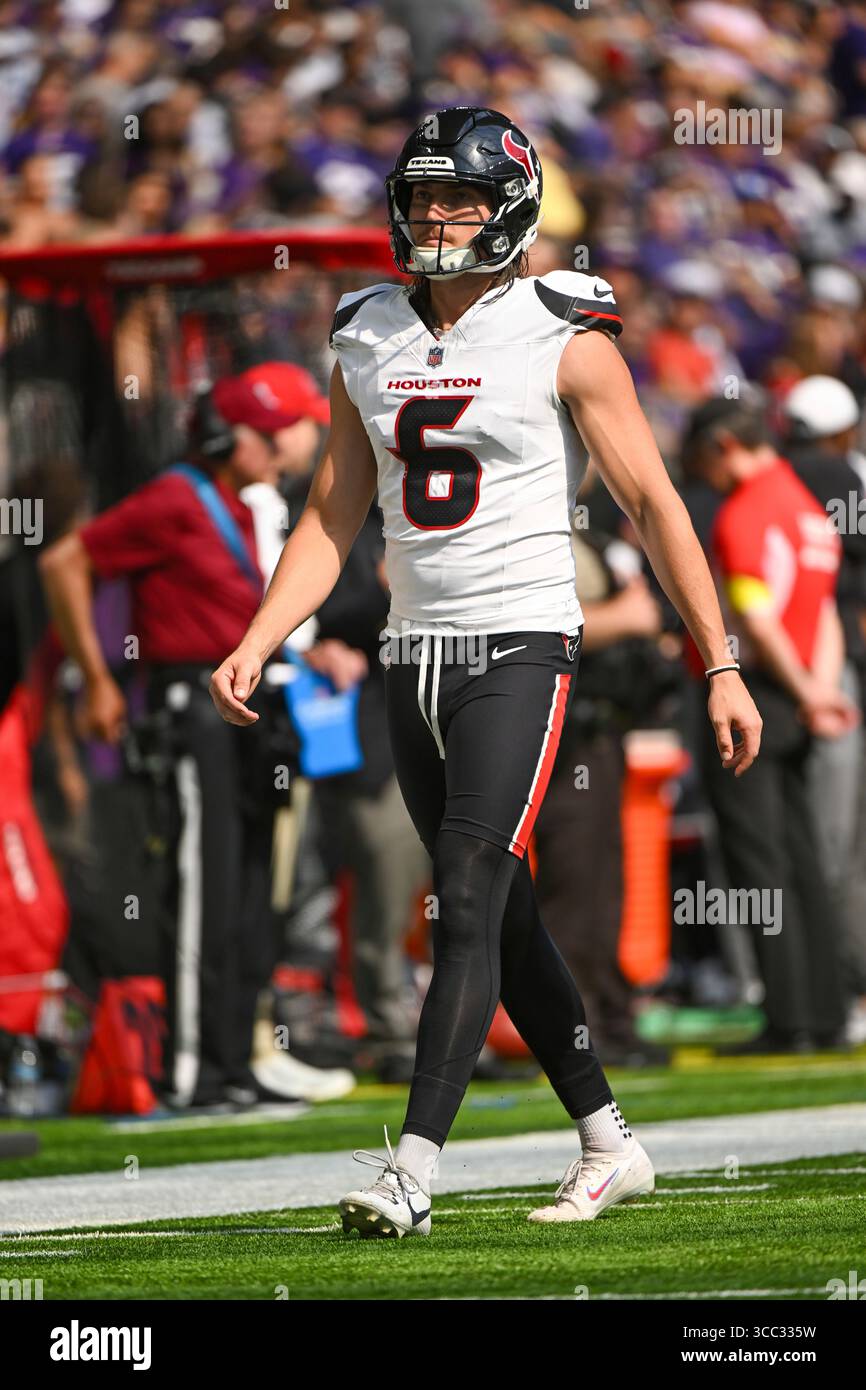 Houston Texans punter Tommy Townsend (6) walks onto the field against ...