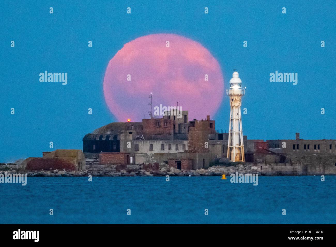 Weymouth, Dorset, UK. 9th August 2025. UK Weather. The full Sturgeon ...