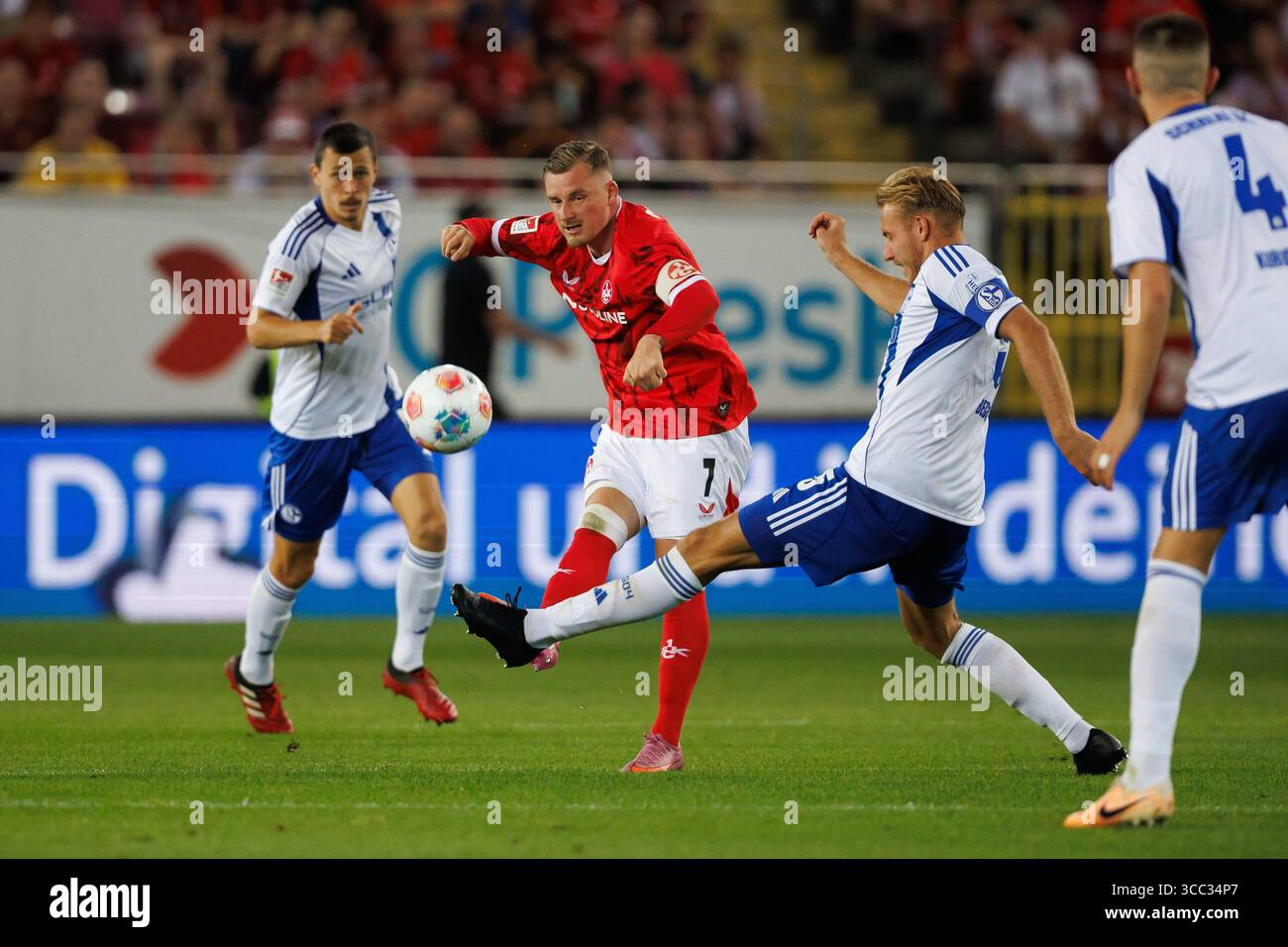Marlon Ritter (1.FC Kaiserslautern) im Zweikampf mit Timo Becker (FC ...