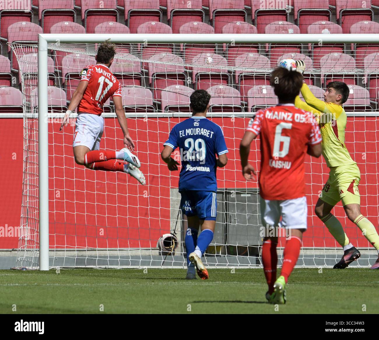 Benedict Hollerbach fotografiert beim Fußball Testspiel Spiel Mainz 05 ...