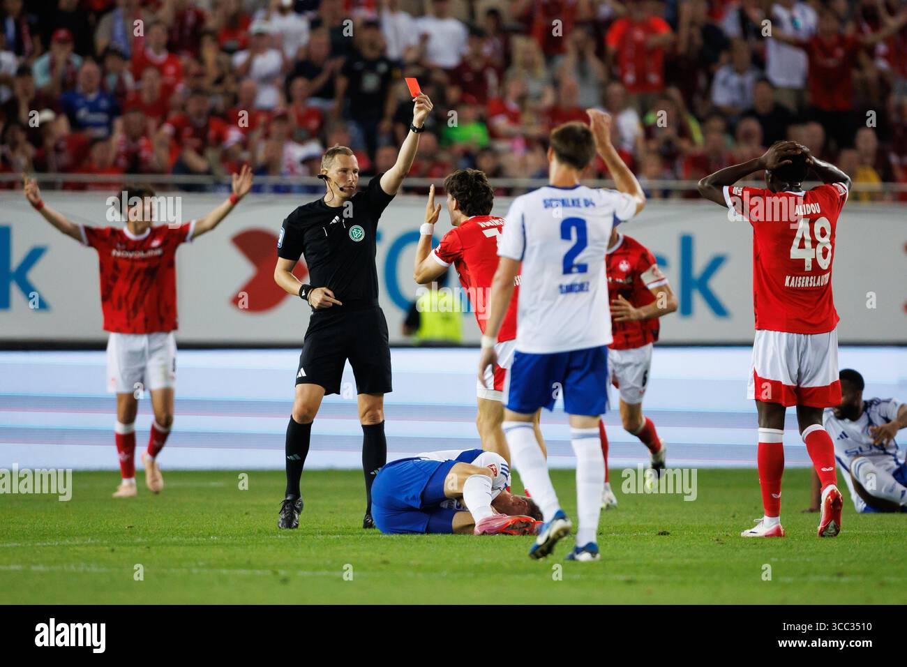Schiedsrichter Martin Petersen zeigt die Leon Robinson (1.FC ...