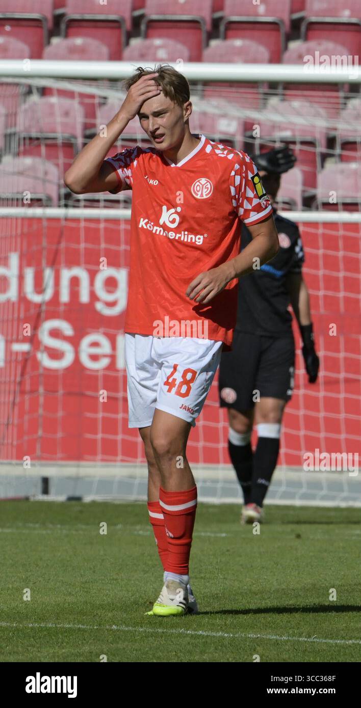 Kacper Potulski fotografiert beim Fußball Testspiel Spiel Mainz 05 ...
