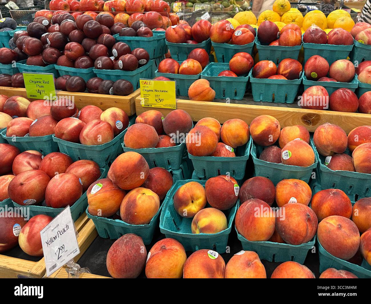 Miami, USA. 09th Aug, 2025. Summer fruits including peaches, nectarines ...