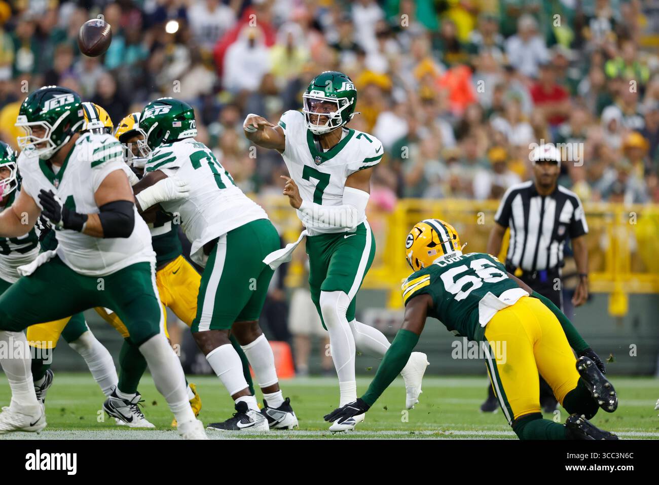 New York quarterback Justin Fields passes during a preseason NFL ...