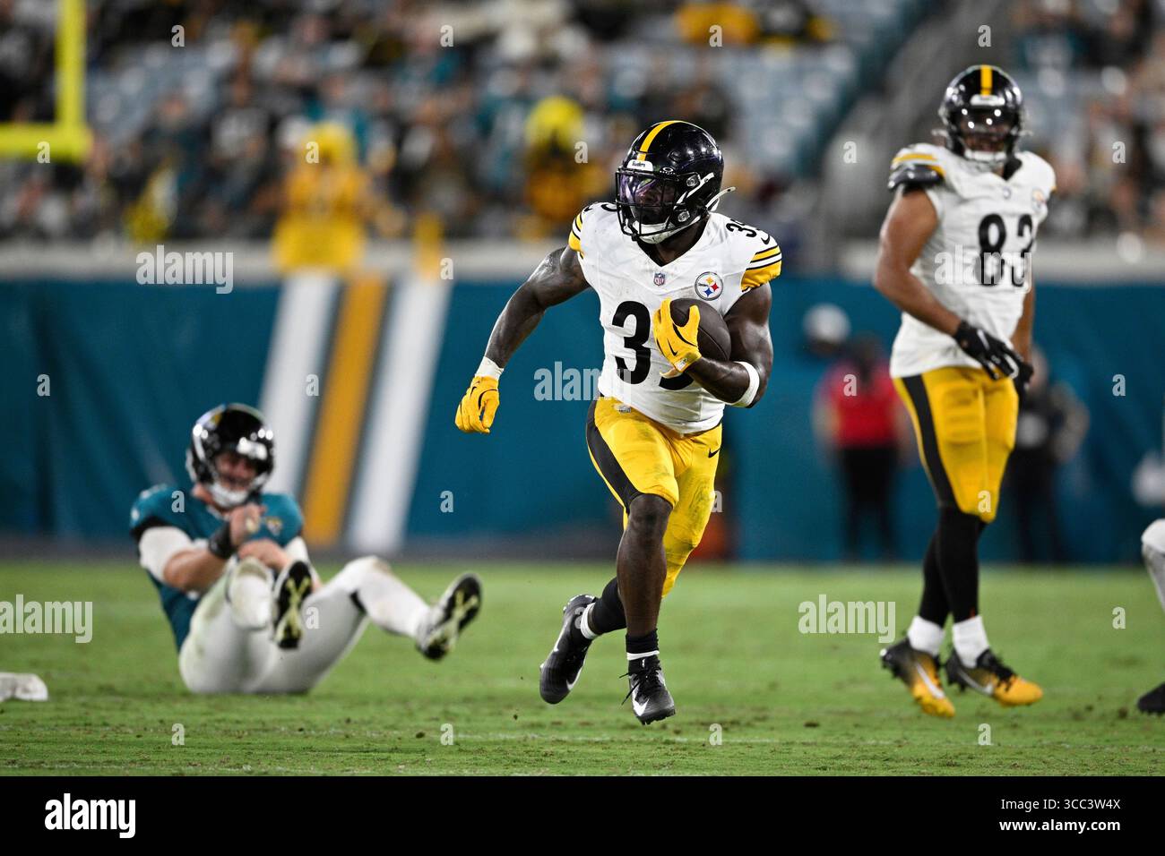 Pittsburgh Steelers running back Lew Nichols (35) runs during the ...