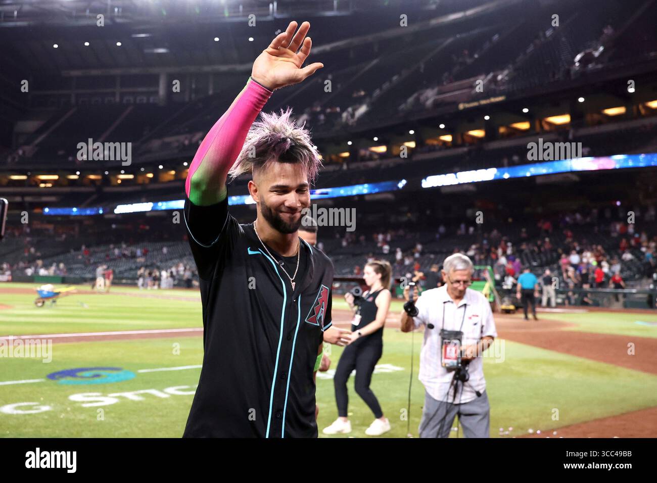 Arizona Diamondbacks' Lourdes Gurriel Jr. waves to fans after his team ...