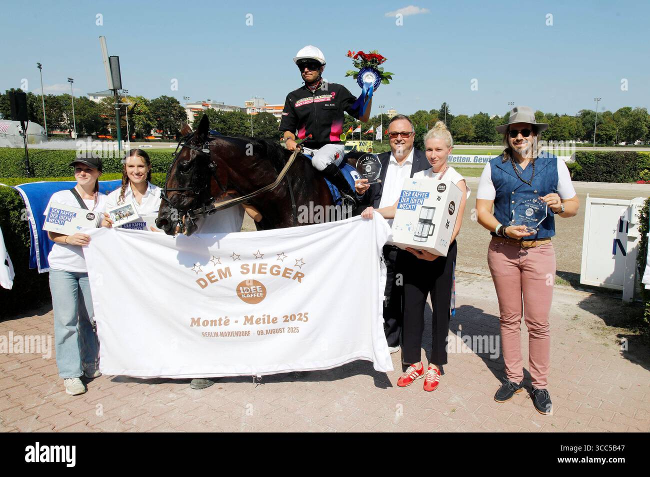 Quentin Seguin und Alexander Tarnavas bei der Siegerehrung beim 130 ...