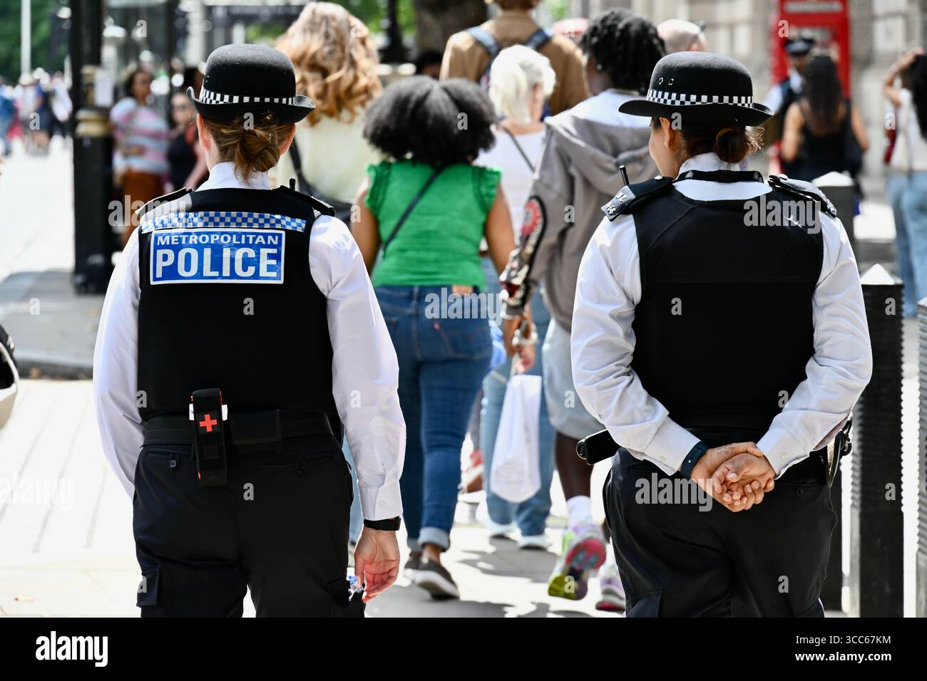 Metropolitan police officers lift hi-res stock photography and images ...