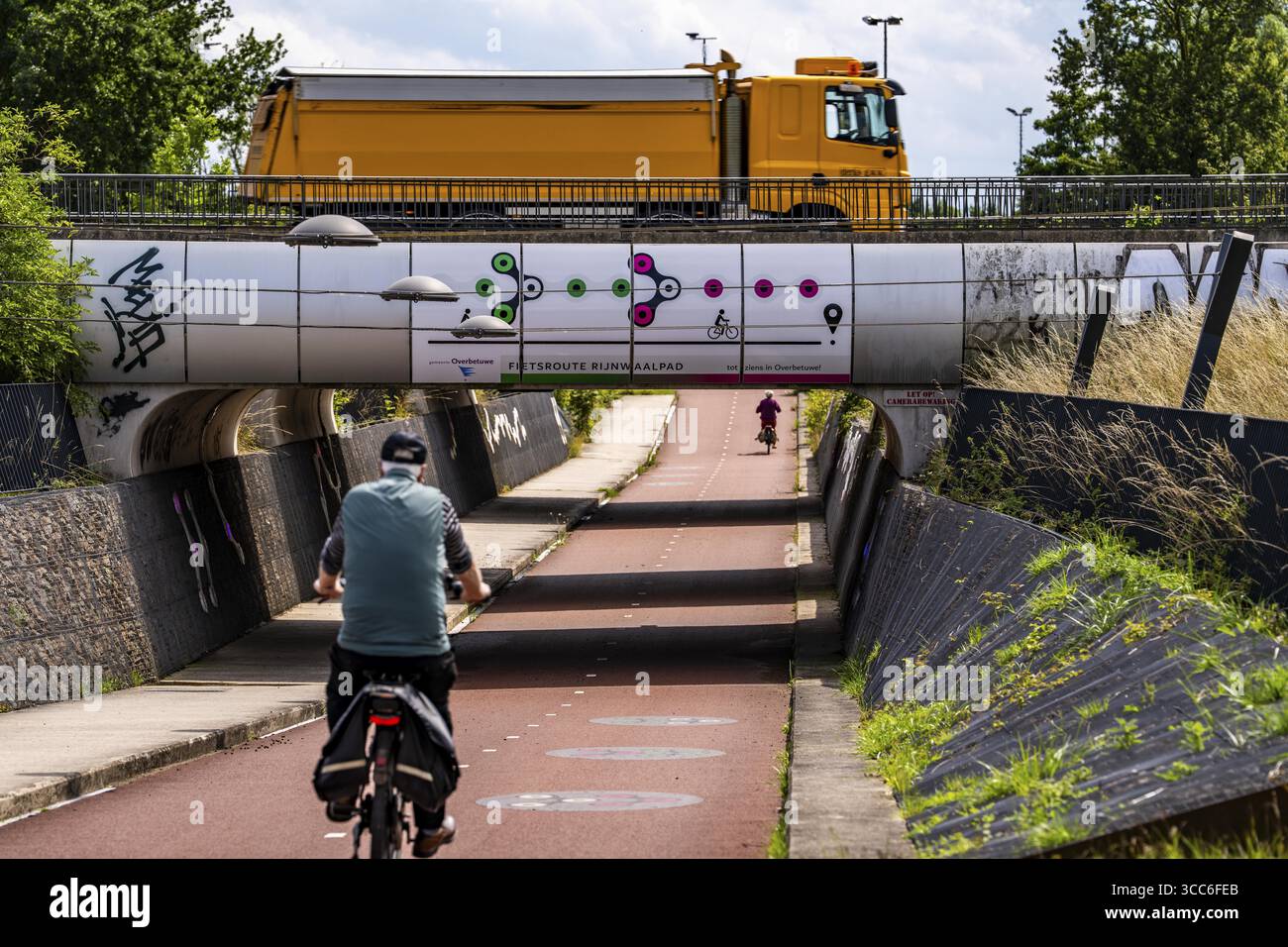Rijnwaalpad long-distance cycle path, near the village of Elst, subway ...
