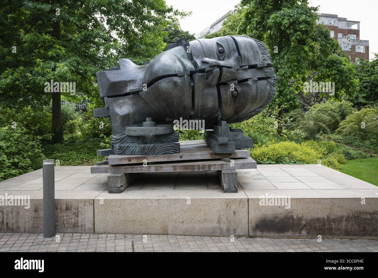 Sculpture The head of Invention by Eduardo Paolozzi, Design Museum ...