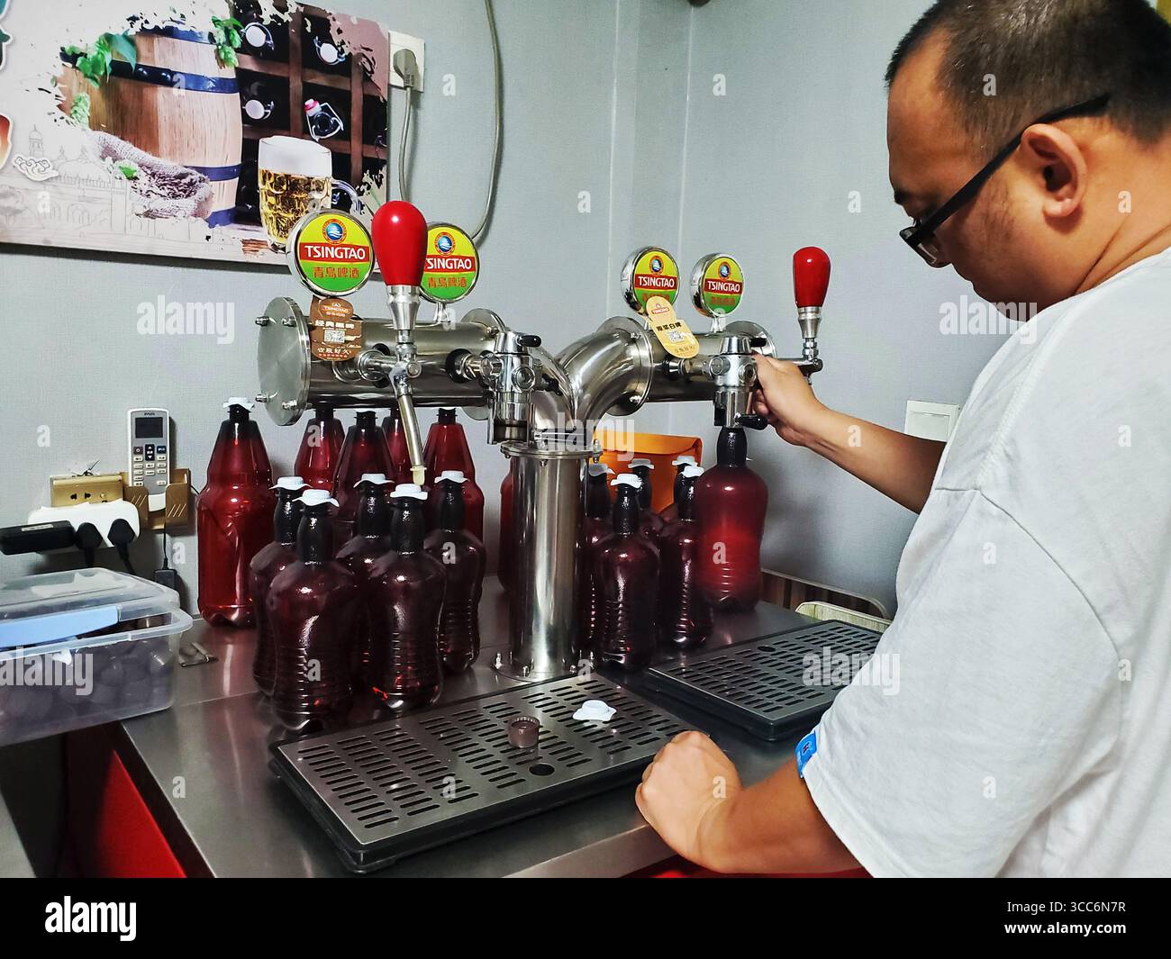 Draft Beer Growler Filling at Bar Counter, China Stock Photo - Alamy