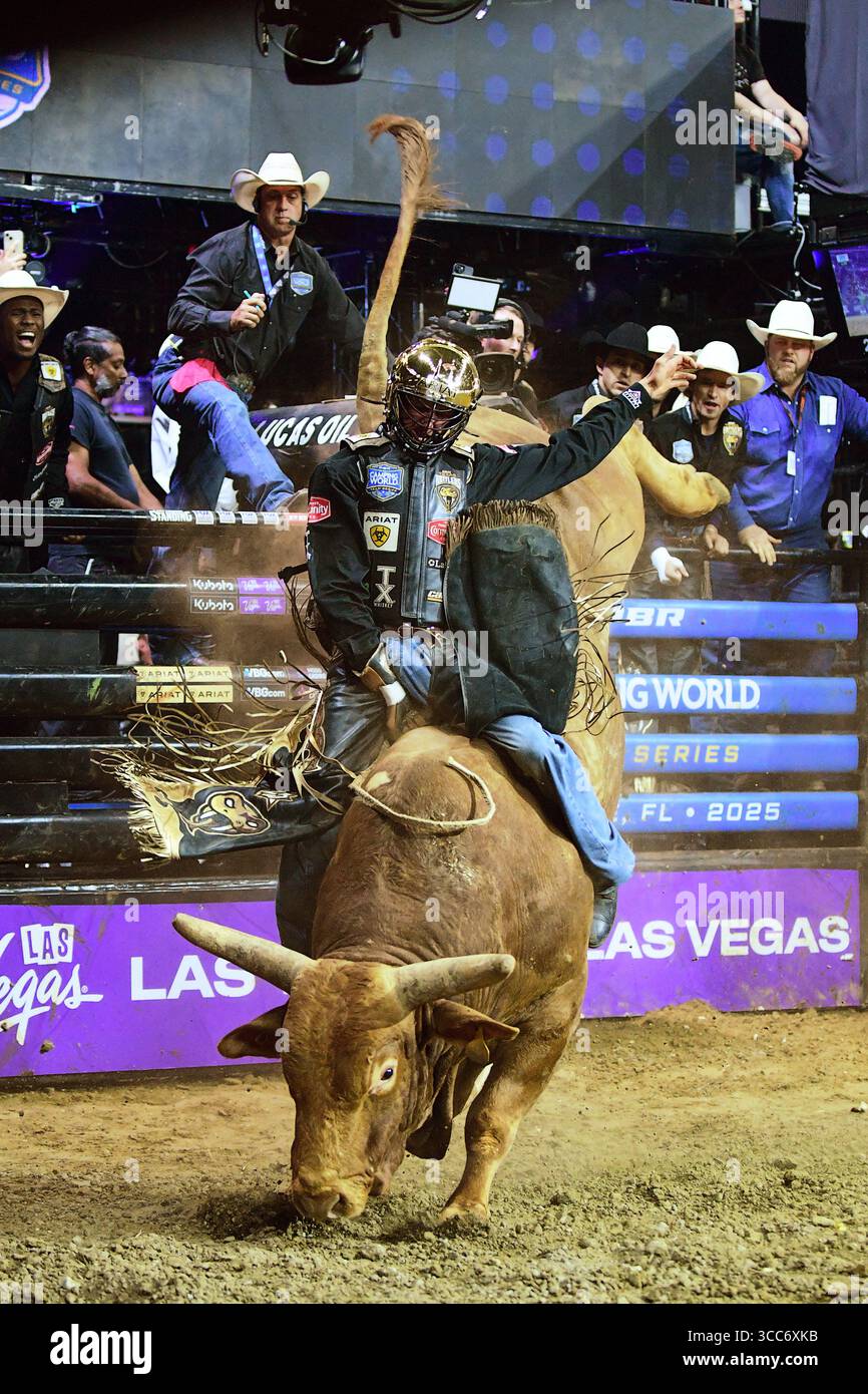 Brady Fielder, of the Texas Rattlers, rides Big Chili at the PBR Teams ...