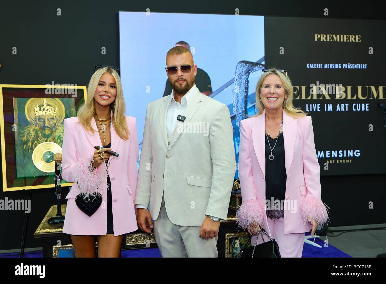 GRAND OPENING - FELIX BLUME IM ART CUBE - Patricia Viktoria Halbe mit ...