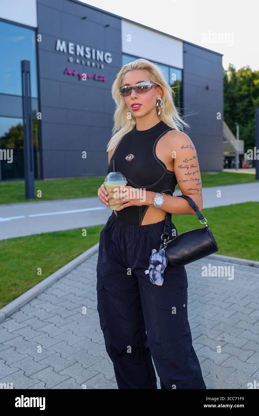 GRAND OPENING - FELIX BLUME IM ART CUBE - Reality Star Walentina ...